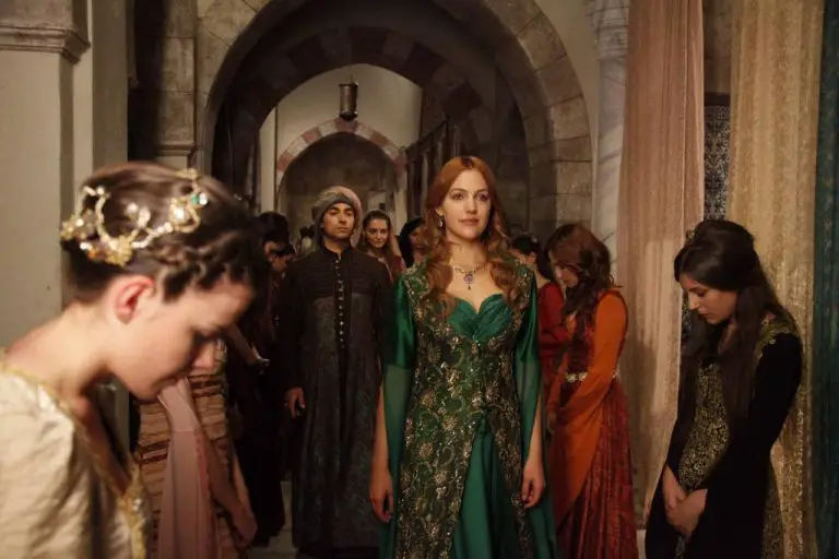 ¡Suleiman le da un cargo muy importante a Hurrem! ¡No te pierdas la cara de Mahidevran! - Series ...